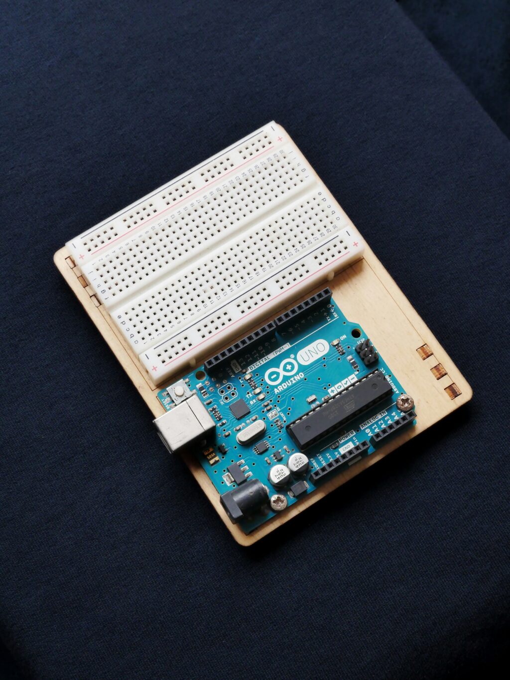 Breadboard: Tempat Rangkaian Gagal dan Berhasil Bertemu – Computer Engineering